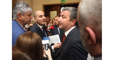 Сблъсък БСП ГЕРБ в кулоарите на парламента Видеа снимки