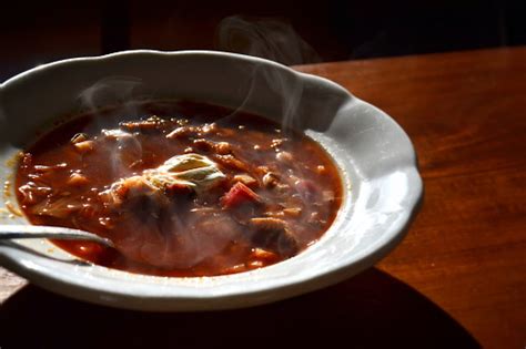 비트 뿌리 쇠고기 돼지고기 양배추 당근 사워 크림 나무 테이블 배경과 뜨거운 보르슈트 수프의 접시 건강한 식생활에 대한 스톡