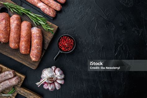 검은 색 배경에 텍스트 공간이있는 다양한 신선한 생 돼지 고기 쇠고기와 치킨 소시지 상단 보기 건조한에 대한 스톡 사진 및 기타 이미지 Istock