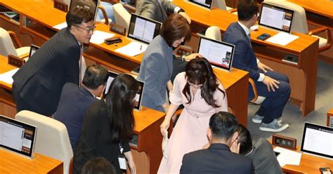 김예지 의원 격려하는 국민의힘 의원들