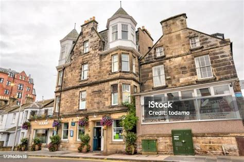 올드 코스 옆 스코틀랜드 세인트 앤드류스 거리를 따라 있는 유서 깊은 골프 상점 레스토랑 및 호텔 0명에 대한 스톡 사진 및 기타 이미지 Istock
