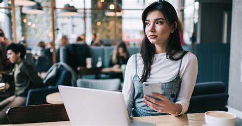 7 Ways To Spot An Introvert According To Psychology