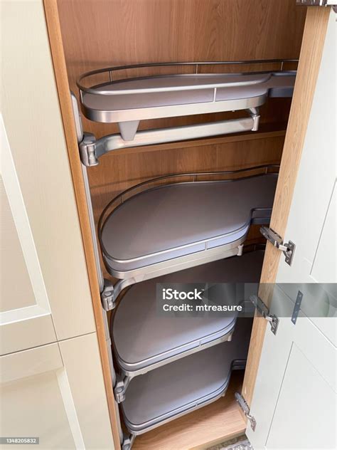 흰색 패널 문 나무 곡물 인테리어와 네 개의 확장 선반을 보여주는 열린 문이있는 코너 라더 찬장현대 부엌의 이미지 0명에 대한 스톡 사진 및 기타 이미지 Istock