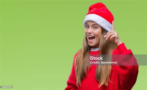 이상의 크리스마스 모자를 입고 아름 다운 소녀 배경 성공적인 아이디어와 손가락 가리키는 고립 종료 하 고 행복 번호 하나입니다