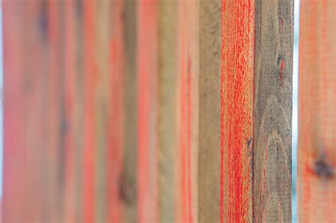 페인트가 뚝뚝 떨어지는 낡은 나무 울타리가 야외 환경에 표시되며 이는 사진 캡처 중 움직임을 암시할 수 있습니다 0명에 대한 스톡 사진 및 기타 이미지 Istock