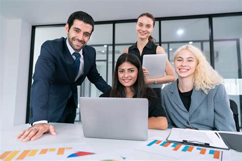 비즈니스 클래스에서 행복한 아시아 및 국제 학생은 기술 온라인 학습 프로젝트로 대학 대학의 현대적인 사무실 회의실에서 Ceo 사업가 관리자 및 팀 동료와 함께 일합니다 20