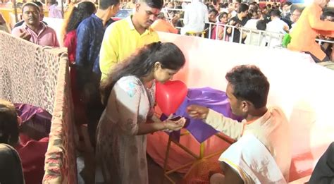 Hyderabad చార్మినార్‌ భాగ్యలక్ష్మి ఆలయంలో దీపావళి వెండి నాణేల కోసం