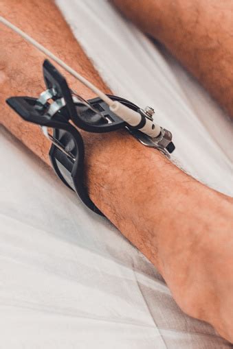 간호사는 심장 심장 사진 및 환자 심장 검사를 측정하기위한 의료 기기를 위해 환자를 준비합니다 간호사에 대한 스톡 사진 및 기타