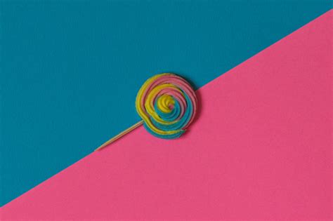 색종이 배경에 다채로운 수 제 소용돌이 롤리팝 여름 색상의 크리에이 티브 보기 여름의 개념적 이미지입니다 미니입니다 개념에 대한 스톡 사진 및 기타 이미지 Istock