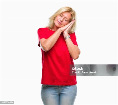 중 년 자 피곤 꿈이 고 닫힌된 눈으로 웃 고 하는 동안 함께 손 포즈 격리 된 배경 위에 금발 여자 금발 머리에 대한 스톡