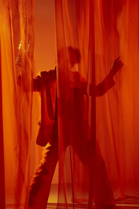 실내 감정 경치 공연 예술 공연가 관념적인 나타내는 대담한 색상 독창성 드라마틱한 무드 조명 미스터리 미스터리한 분위기 빨간 빨간 커튼