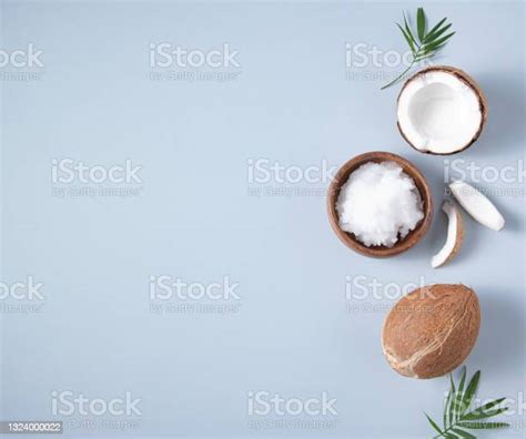 컨셉 에 건강 한 플랫 레이 푸른 배경에 신선한 코코넛 오일과 코코넛 슬라이스 상단 보기 및 복사 공간 0명에 대한 스톡 사진 및 기타 이미지 Istock