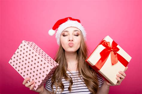 선물이 행복한 빨간색 산타 클로스 모자를 쓰고 키스를 하는 여성 계획에 대한 스톡 사진 및 기타 이미지 계획 귀여운 디자인 Istock