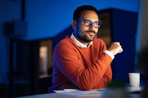 컴퓨터를 사용하여 사무실에서 혼자 일하는 야심 찬 남자 30 34세에 대한 스톡 사진 및 기타 이미지 30 34세 남자