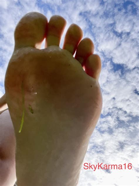 Oh Hi There You Look Tiny From Up Here R Giantessfeet