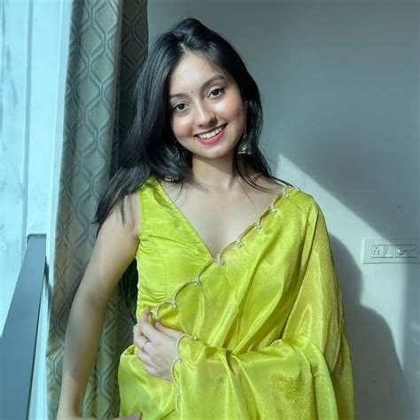 Simran Gavada • Threads Say More