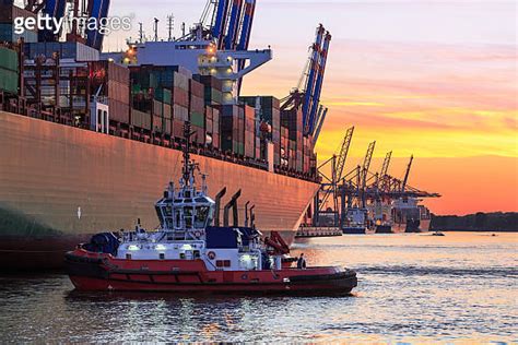 Maneuvering A Container Ship 이미지 175544685 게티이미지뱅크