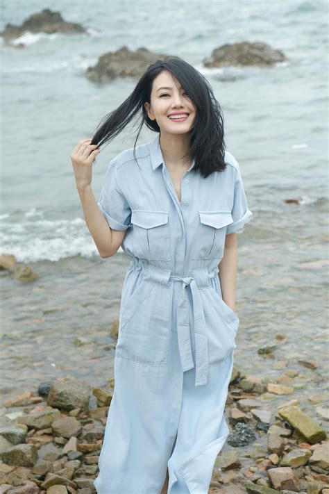 好美！高圆圆海边随拍 秀发飘逸甜笑迷人 雪花之韵 新浪博客