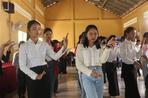 លោក ហែម សុីណា អភិបាលស្រុករំដួលអមដំណើរលោក តូច ប៉ូលីវ៉ា អនុប្រធាន សសយកខេត្តស្វាយរៀង
