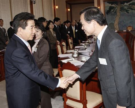 [노무현사료관] [국민경제자문회의에서 참석자들과 악수하는 노무현 대통령]