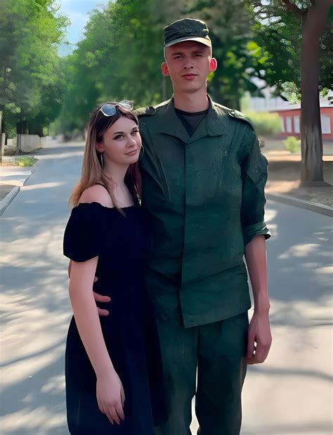 Парень позвонил из армии сказал что нашел там другую и бросил меня только много лет спустя я