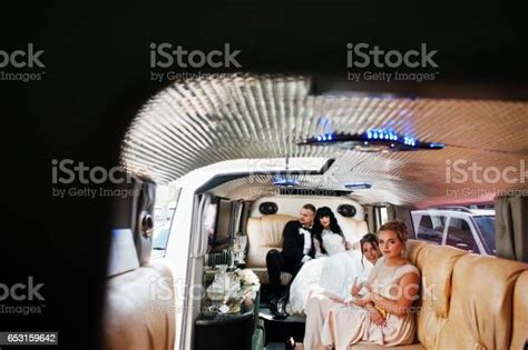 그들의 멋진 결혼식에 우아함 리무진 안에 신부 들러리와 놀라운 웨딩 커플 리무진 고급 자동차에 대한 스톡 사진 및 기타 이미지 리무진 고급 자동차 파티 2명 Istock
