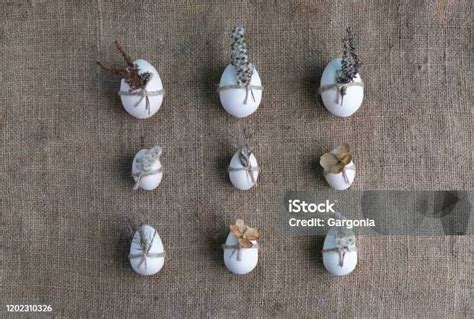 제로 폐기물 채식주의 자 지속 가능한 부활절 개념 자연 캔버스 삼베 배경에 말린 꽃으로 장식 된 정사각형 패턴 나무 계란 자연감 무드 꽃 환경 친화적인 엽서 말린 식물에