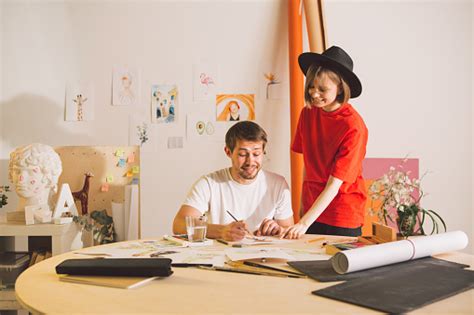 아티스트 디자이너 팀이 스튜디오에서 만화를 만듭니다 미술학교 또는 아트 블로그 광고 사진 2명에 대한 스톡 사진 및 기타 이미지