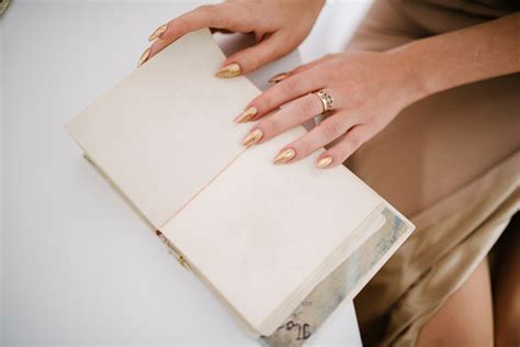 여자는 그녀의 손에 열린 빈 책을 들고있다 여자의 손에 빈 페이지와 오픈 책 0명에 대한 스톡 사진 및 기타 이미지 0명 교과서 사진 이미지 Istock