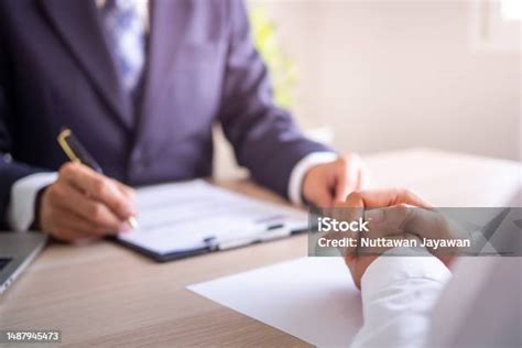 사장은 직원들과 함께 앉아 작업 과정과 계획에 대해 알리고 있습니다 신입 사원을 위해 일하는 방법을 제안하십시오 2명에 대한 스톡 사진 및 기타 이미지 Istock