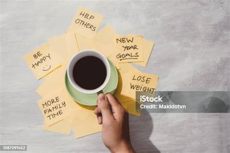 새 해 목표 또는 해상도테이블에 커피와 노란 스티커 메모 개념에 대한 스톡 사진 및 기타 이미지 개념 개념과 주제 개선 Istock