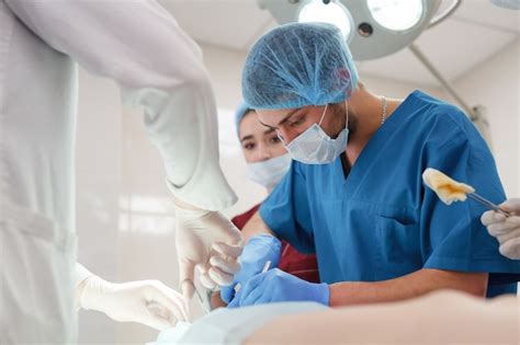 Un grupo de cirujanos que operan en un hospital. | Foto Premium