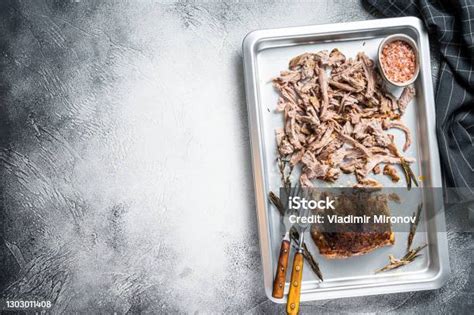 텍사스 바베큐는 강철 베이킹 트레이에 푸일 돼지 고기 훈제 흰색 배경입니다 맨 위 보기입니다 복사 공간 갈기갈기 찢어진에 대한 스톡 사진 및 기타 이미지 Istock