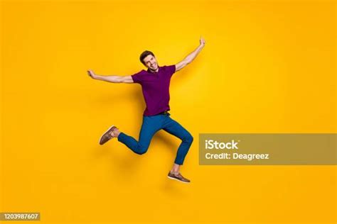 노란색 선명한 색상 배경을 통해 미래로 실행 점프를 지망하는 파란색 바지 바지를 입고 쾌활한 황홀 한 남자의 전체 길이 몸 크기 사진 남자에 대한 스톡 사진 및 기타 이미지