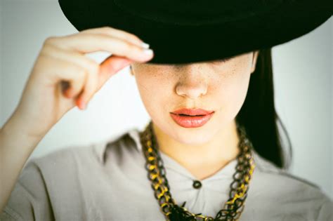 갈색 머리 눈을 가리는 모자 덮은 얼굴 디자인 말뿐인 머리 메이크업 모자 목걸이 밝은 보석 붉은 입술 색깔 숙녀 스타일 스튜디오 빛 시크한