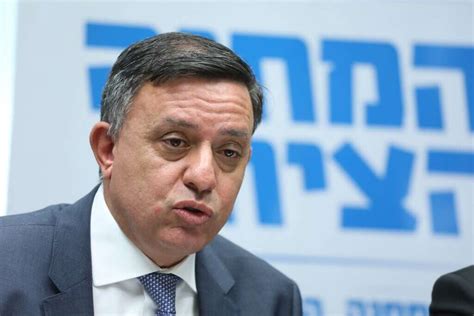 אבי גבאי עם הגב אל הקיר מקור ראשון