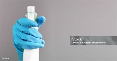 파란색 장갑 청소 스프레이 플라스틱 병 들기 세제로 분무기 복사 공간이 있는 배너 배경 시점에 대한 스톡 사진 및 기타 이미지 Istock