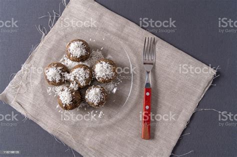 대추 자 두 건포도 땅콩과 코코넛 부스러기로 만든 건강 한 유기농 에너지 볼은 흰색 바탕에 검정색 접시에 있습니다 0명에 대한 스톡 사진 및 기타 이미지 Istock