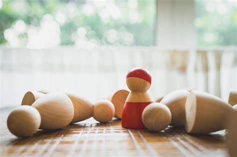 다른 사람과 함께 서 있는 빨간 나무 인물은 바닥에 누워 있으며 리더십의 개념 성공적인 경쟁 승자 패자 중 영향력과 승자를 가진 리더입니다 성공에 대한 스톡 사진 및 기타