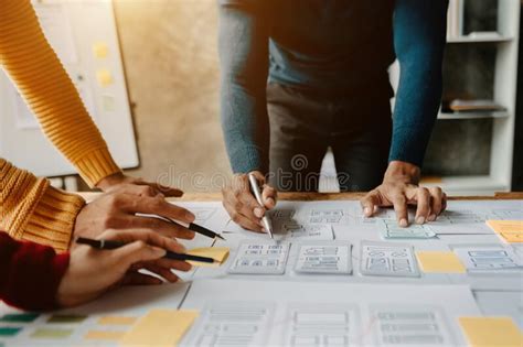 ux developer and ui designer brainstorming about mobile app interface