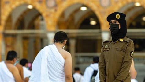 Saudi Female Police Officer Supervises Ramadan Pilgrims In Mecca