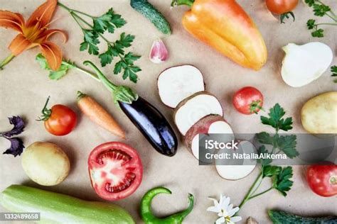 야채 백라운드 사탕무 바질 가지 파슬리 피망 고추 고추 감자 오이 당근과 꽃 이탈리아 야채 조리법 채식주의 개념 식품 상단 보기 복사 공간 가지 채소에 대한 스톡 사진 및