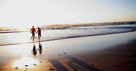 해변을 걷고 있는 두 사람 사진 Unsplash의 바다 이미지