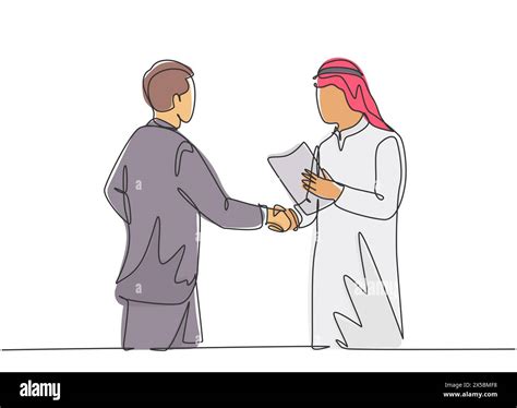 One Continuous Line Drawing Of Young Happy Female Singer Holding A