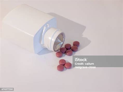 흰색 바탕에 적절 하 게 그것을 밖으로 부 어 붉은 태블릿 약 일반 흰색 병 0명에 대한 스톡 사진 및 기타 이미지 0명 Mental Wellbeing 개념과 주제