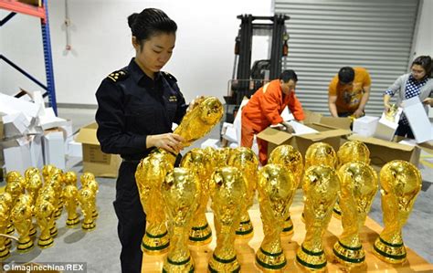 Fifa World Cup Több Mint Ezer Hamis Focivébé Trófeát Koboztak El