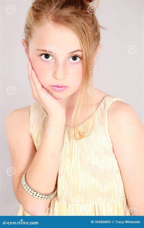 Het Jonge Meisje Van Het Meisjesblonde Met Grote Ogen Stock Afbeelding Image Of Portret Kind