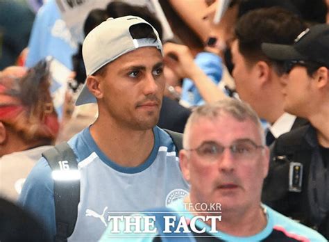 많은 팬 둘러보는 맨시티 로드리 [tf사진관] 포토 기사 더팩트