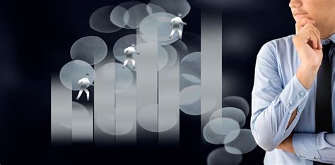 파란색 셔츠와 검은 넥타이를 입고 성공의 바 그래프와 젊은 사업가의 절반 길이 초상화 샷 넥타이를 조정합니다 가리키기에 대한 스톡 사진 및 기타 이미지 Istock