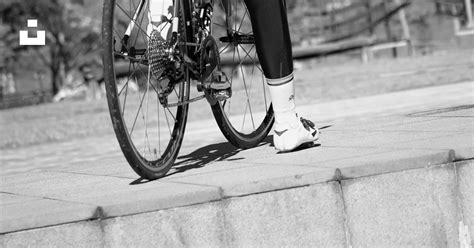흰색 셔츠와 검은 반바지를 입고 자전거를 타고 있는 여자의 회색조 사진 사진 Unsplash의 무료 사람의 이미지